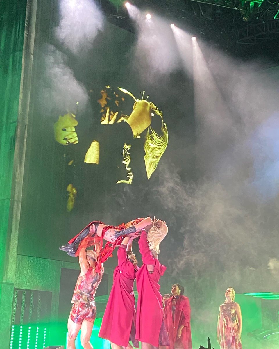 LEO 🃏 on Twitter: "sou apaixonado com essas duas fotos que tirei na Chromatica Ball"