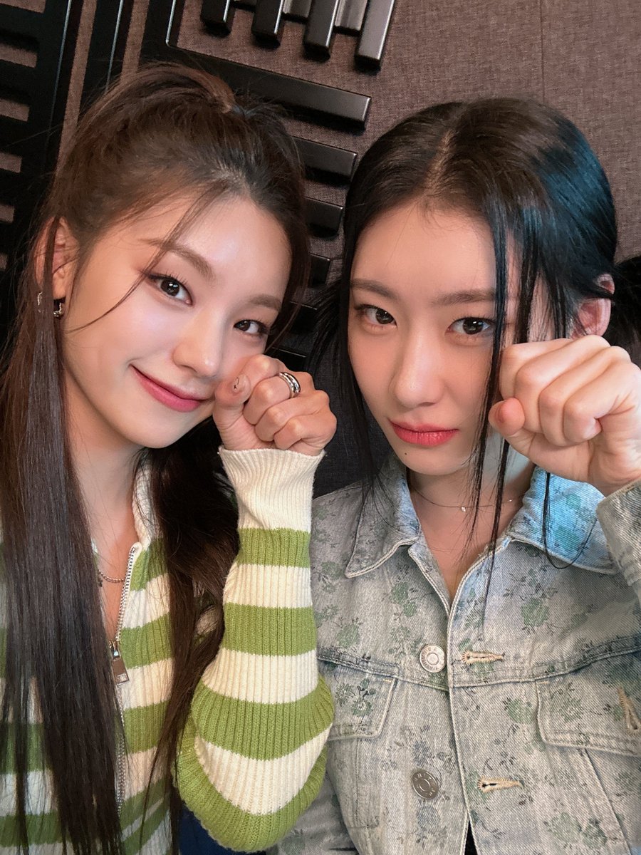 ITZY on Twitter: "DJ #령지곤지 와 함께 한 플레이리스트 공개💕 Playlist of today’s DJ #RYEONGJIGONJI💕 🎧 Spotify ...