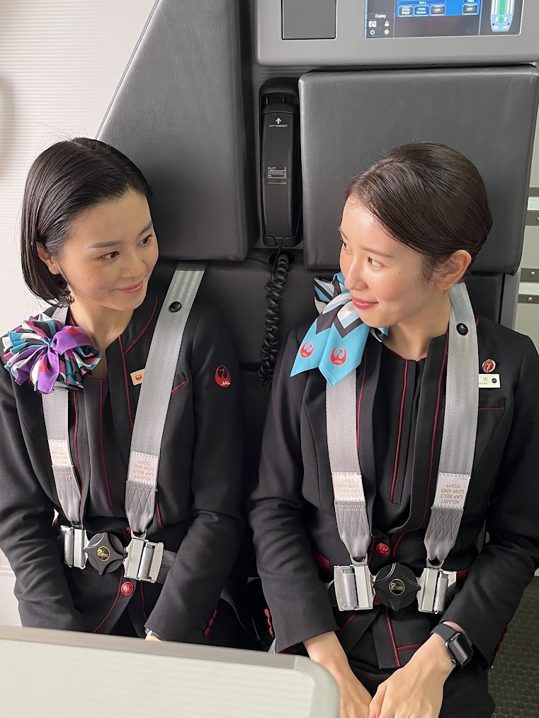 JTA_日本トランスオーシャン航空 on Twitter: "🛫離陸前って1番ワクワクしますよね でもCAにとっては、笑顔の裏で気を引き締める瞬間なんです⏰ 安全運航に向けてCA同士で ...