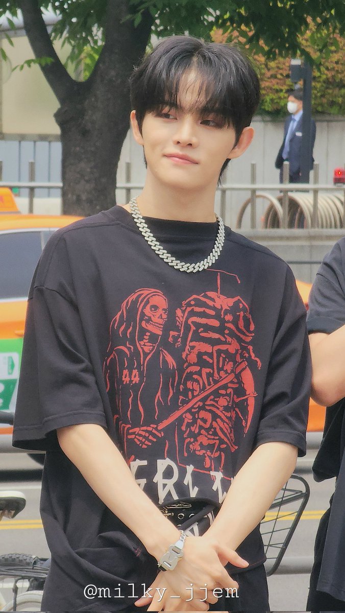 밀키쩸 on Twitter: "230512 뮤직뱅크 일일 팬매 민욱아 잘생겨줘서 고마워요... 진짜로 #JMIN #제이민 #BAE173"