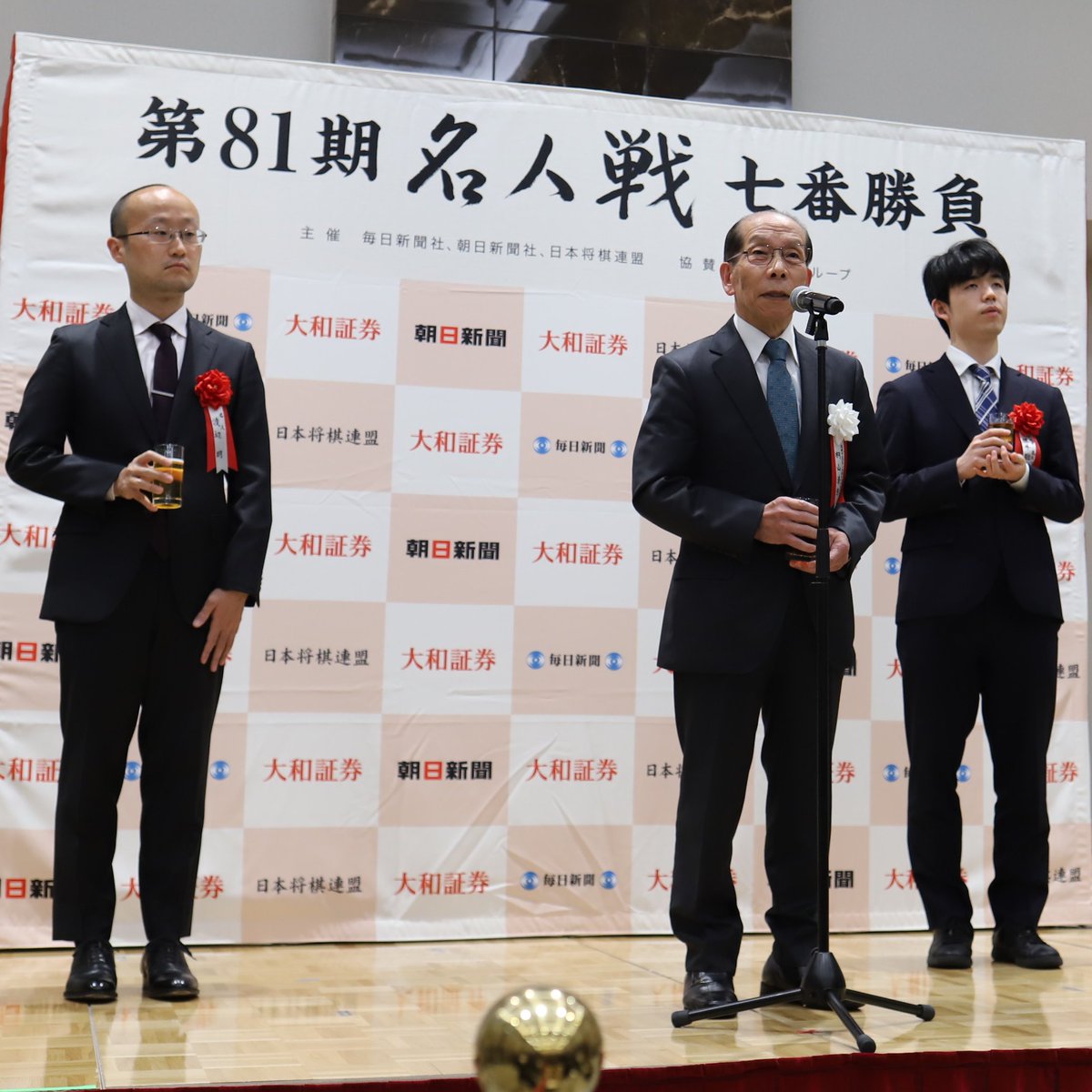 中日新聞 東京新聞 将棋【公式】 On Twitter 名人戦第三局の前夜祭が高槻市内のホテルであり、渡辺名人は「皆さまに満足してもらえる将棋を目指す」、藤井六冠は「精いっぱい指して、熱戦
