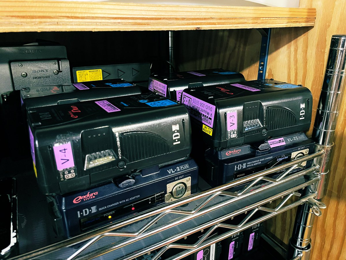 timecode-lab./タイムコード・ラボ on Twitter: "週末の撮影に向けて、各種バッテリーを充電中。"