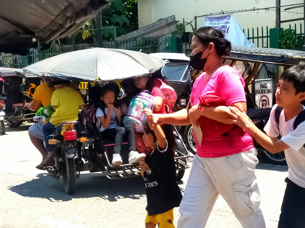 Philippine News Agency on Twitter: "SCORCHING HEAT. Learners at the Piedad Central Elem. School ...