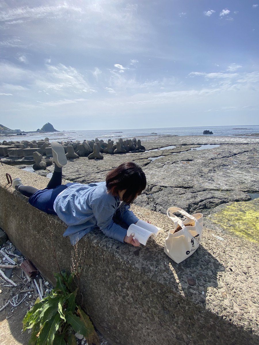 Funa On Twitter 気がつくと、堤防の上に寝そべって本を読み出したりするくらいにうちの嫁様はマイペースです。
