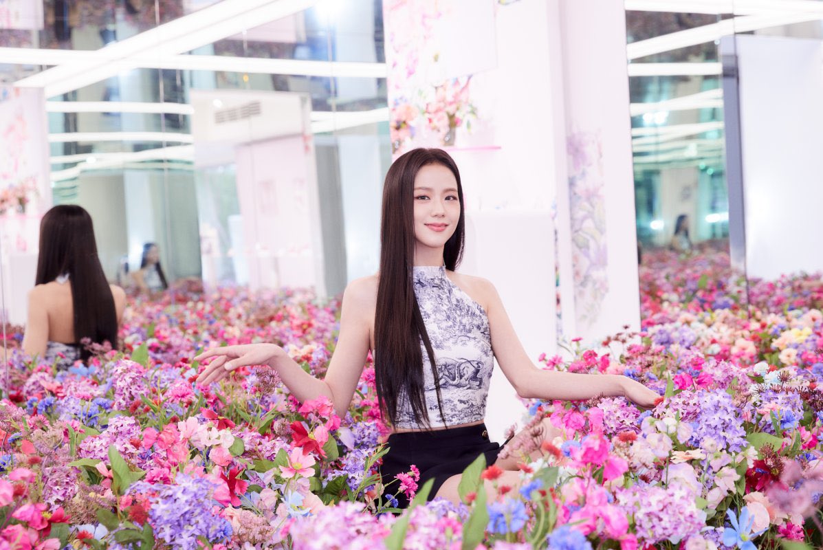 Kim Jisoo Global🌹 on Twitter: "Jisoo at Miss @Dior exhibition in Seoul 🇰🇷 I vote #Jisoo for # ...