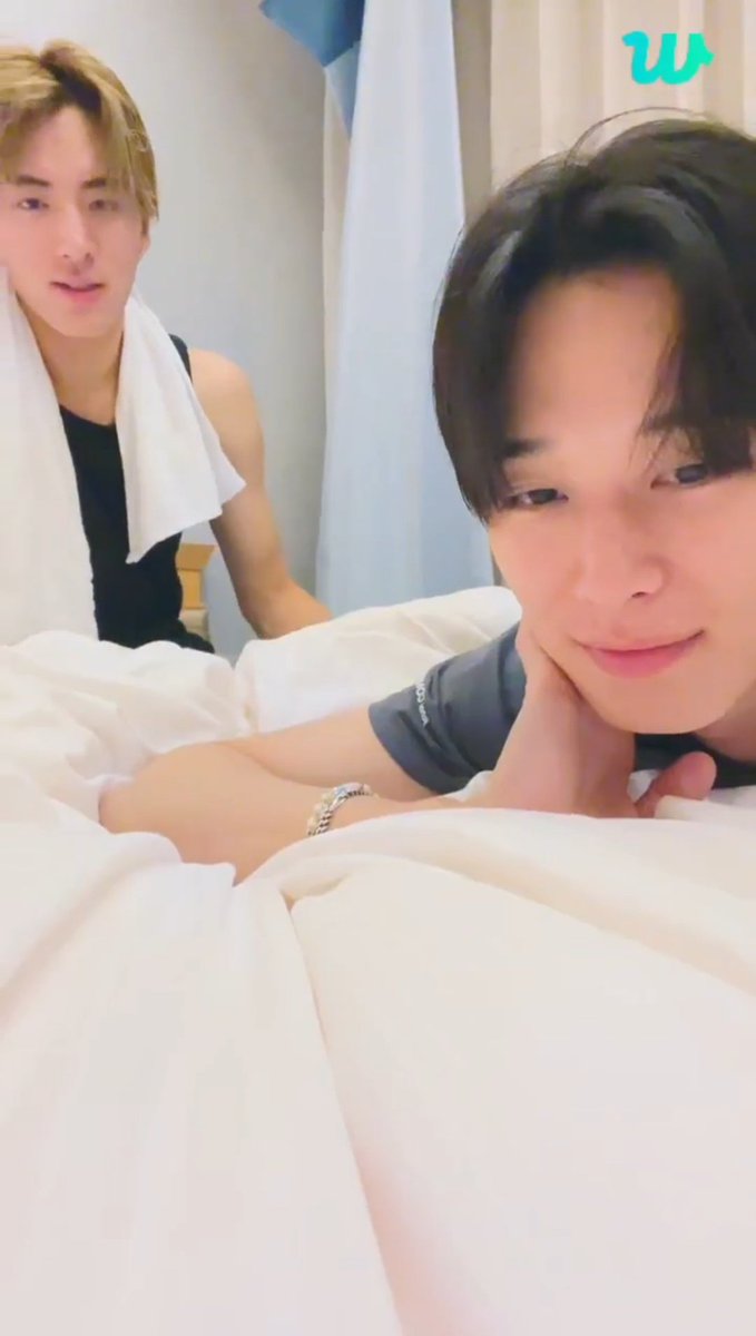 THE BOYZ PHILIPPINES 🇵🇭 on Twitter: "[🎬] 230512 Weverse Live - "🙈🫶🏻" Eric and Juyeon were live ...