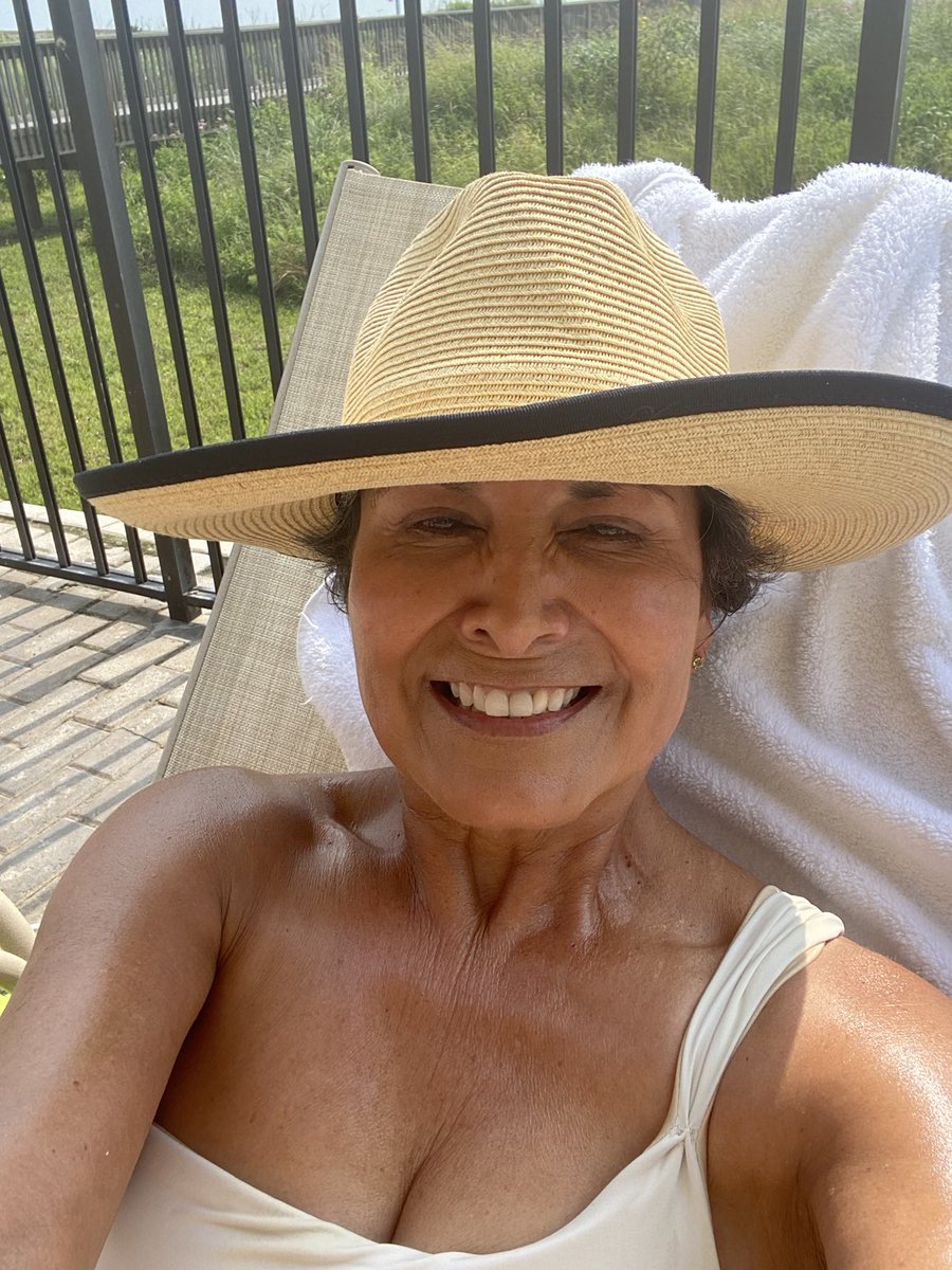 Gloria Campos on Twitter: "Enjoying a sunny day poolside on SPI."