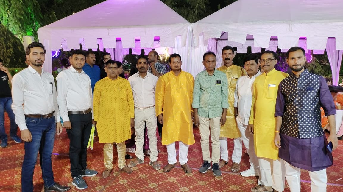 चांद की रोशनी कितनी भी हो, सूरज के आगे फीकी रहती है। - Download Tweet Image from Ripunjay kumar ...