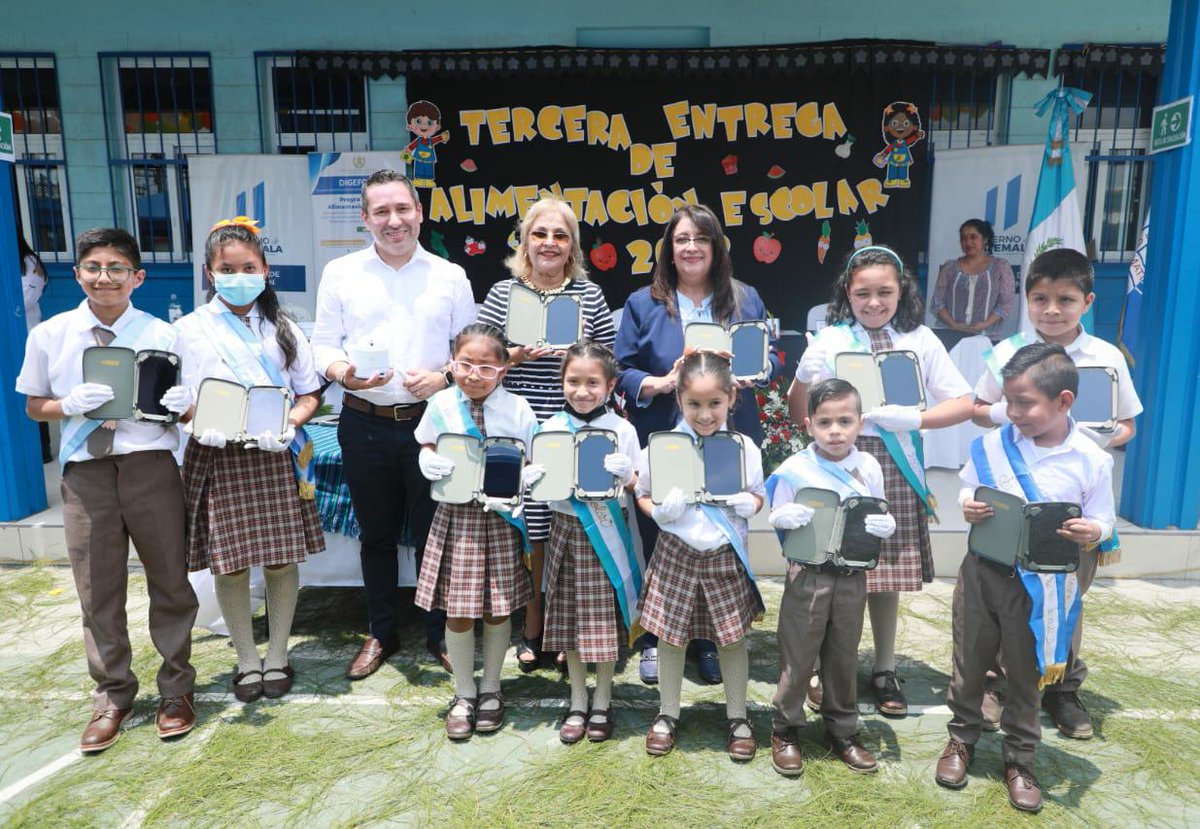 Mineduc Guatemala on Twitter: "La #MinistraClaudiaRuíz, Fabián Vargas, de TOMi Digital, y ...