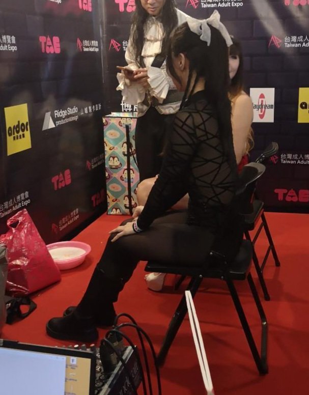 苡若Yi Ruo on Twitter: "很遺憾積極爭取還是無法讓我的奶頭呼吸 但小片的OK繃還行吧！ 昨天忘了去看板牆拍照ㄌ 今天會記得！ 最後一天被我斂財ㄉ機會快別錯過！(？ 今天也會 ...