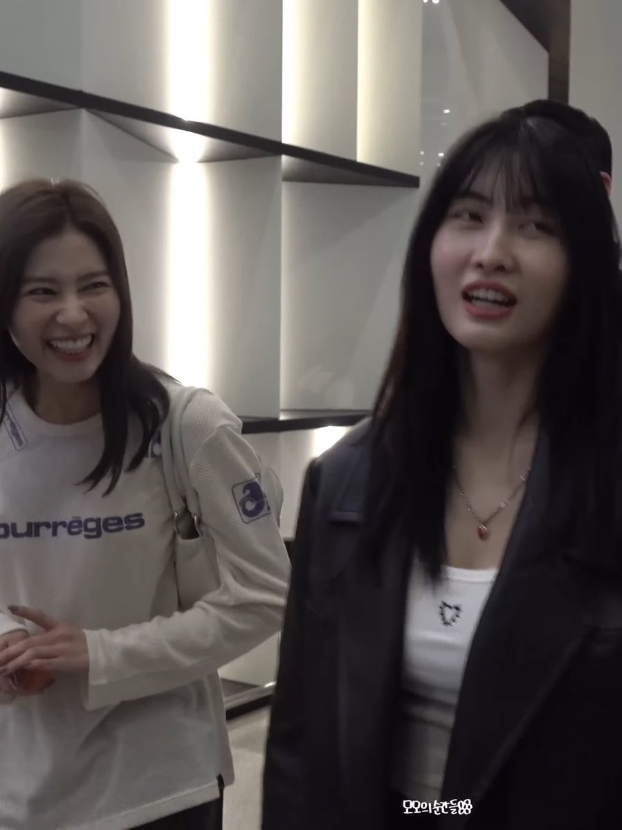 ㅈㅋ 🍥 on Twitter: "This is giving gf 1 getting caught of using gf 2’s card for shopping 🤭🤣 “Sana ...