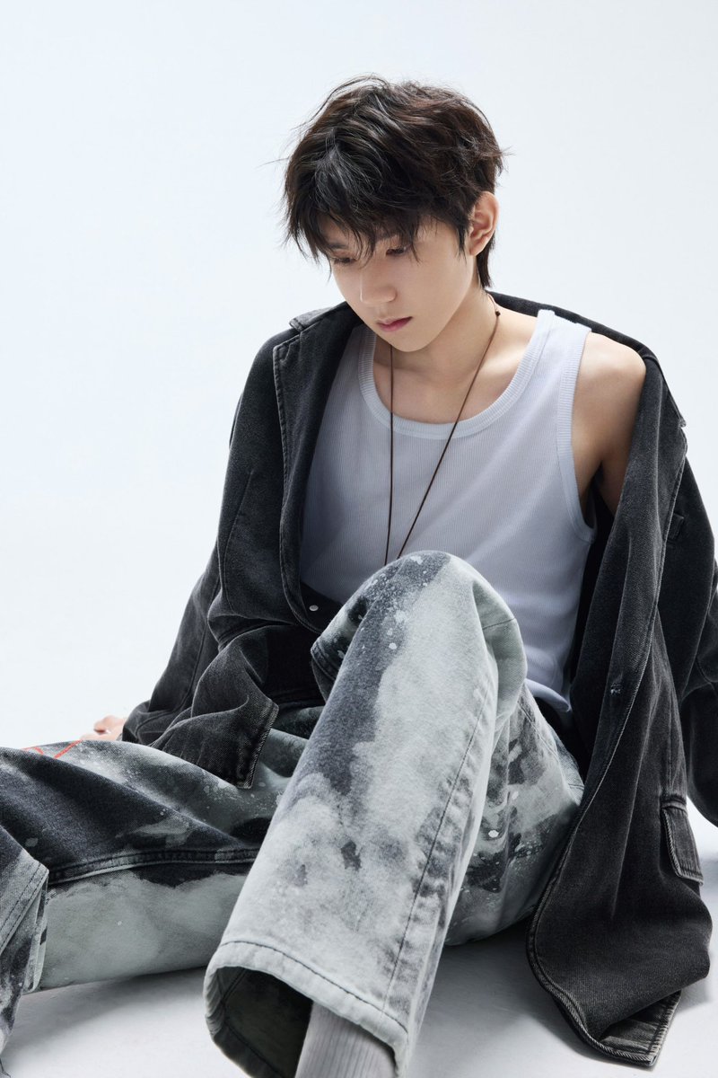 王源 ROY WANG OFFICIAL FAN CLUB on Twitter: "#RoyWang Studio Weibo Update 太阳光线从羽翼下涌来，照亮坦途。落了一场泪雨 ...