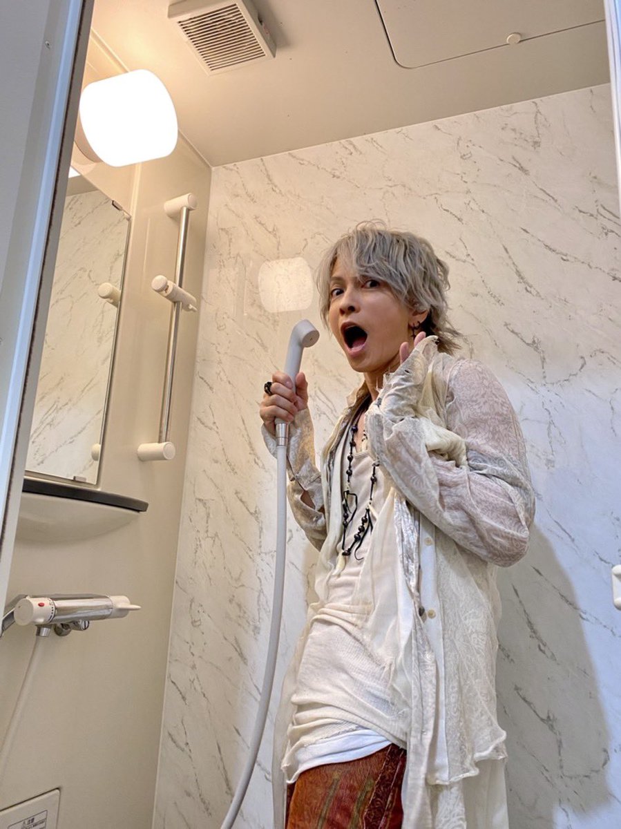 ReN on Twitter: "CDTVライブ!ライブ!で思い出されるのは2年前「NOSTALGIC」を披露した際のHYDEさんの華麗な羽さばき😆"