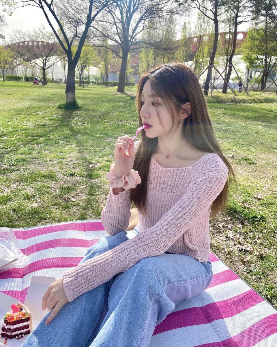 ROCKET PUNCH World 🚀 on Twitter: "[🆕RCPC Instagram Post | Dahyun] [#Fall_inHyun] 5월도 행복하자🌸💗☘️ ...