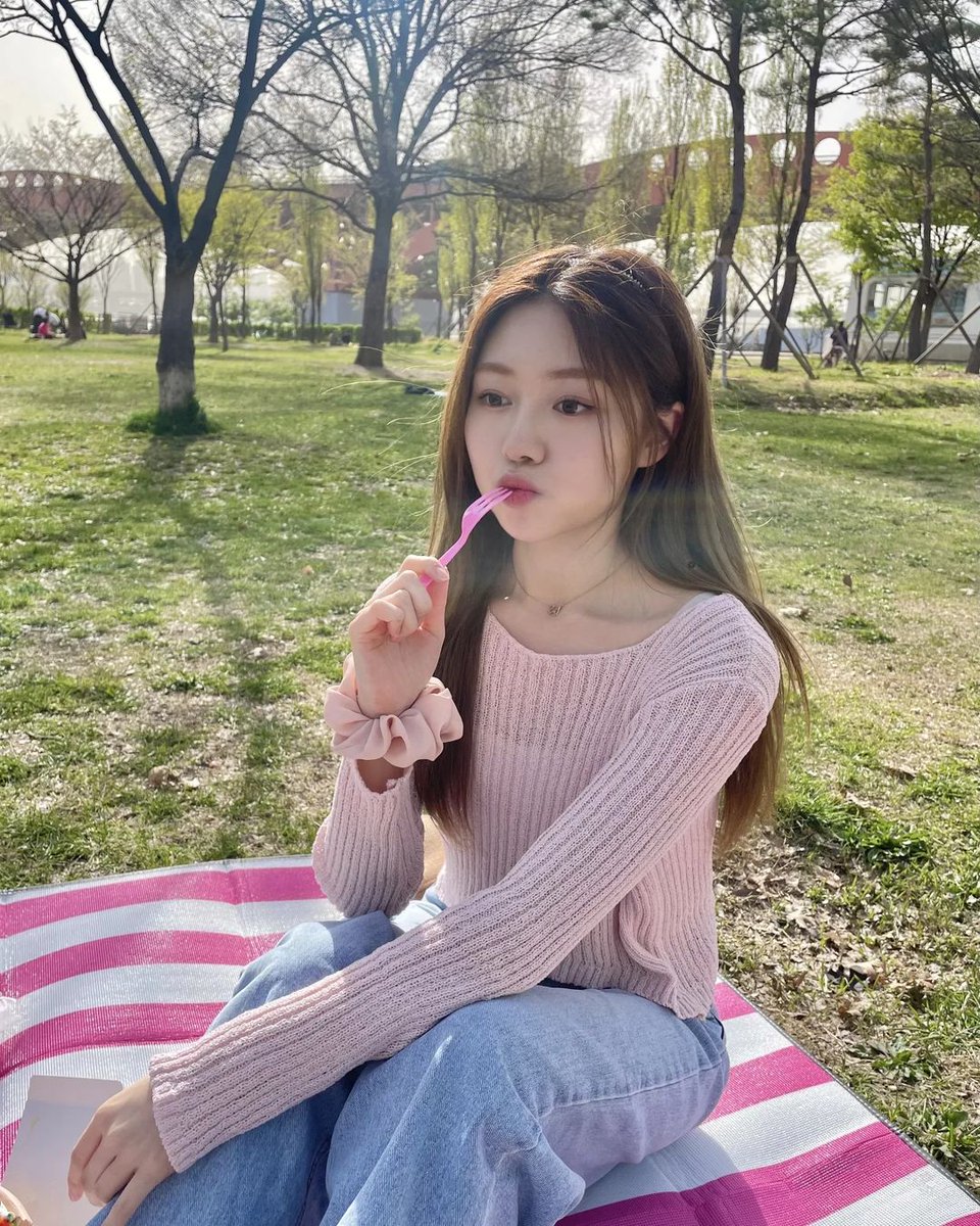 ROCKET PUNCH World 🚀 on Twitter: "[🆕RCPC Instagram Post | Dahyun] [#Fall_inHyun] 5월도 행복하자🌸💗☘️ ...