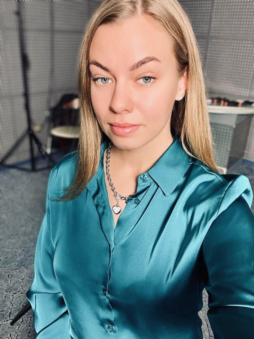 Blousewatcher On Twitter Which Outfit Wins