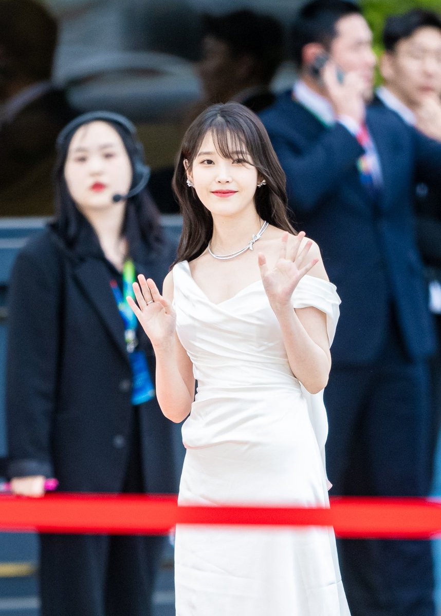 On Twitter 아이유 백상예술대상