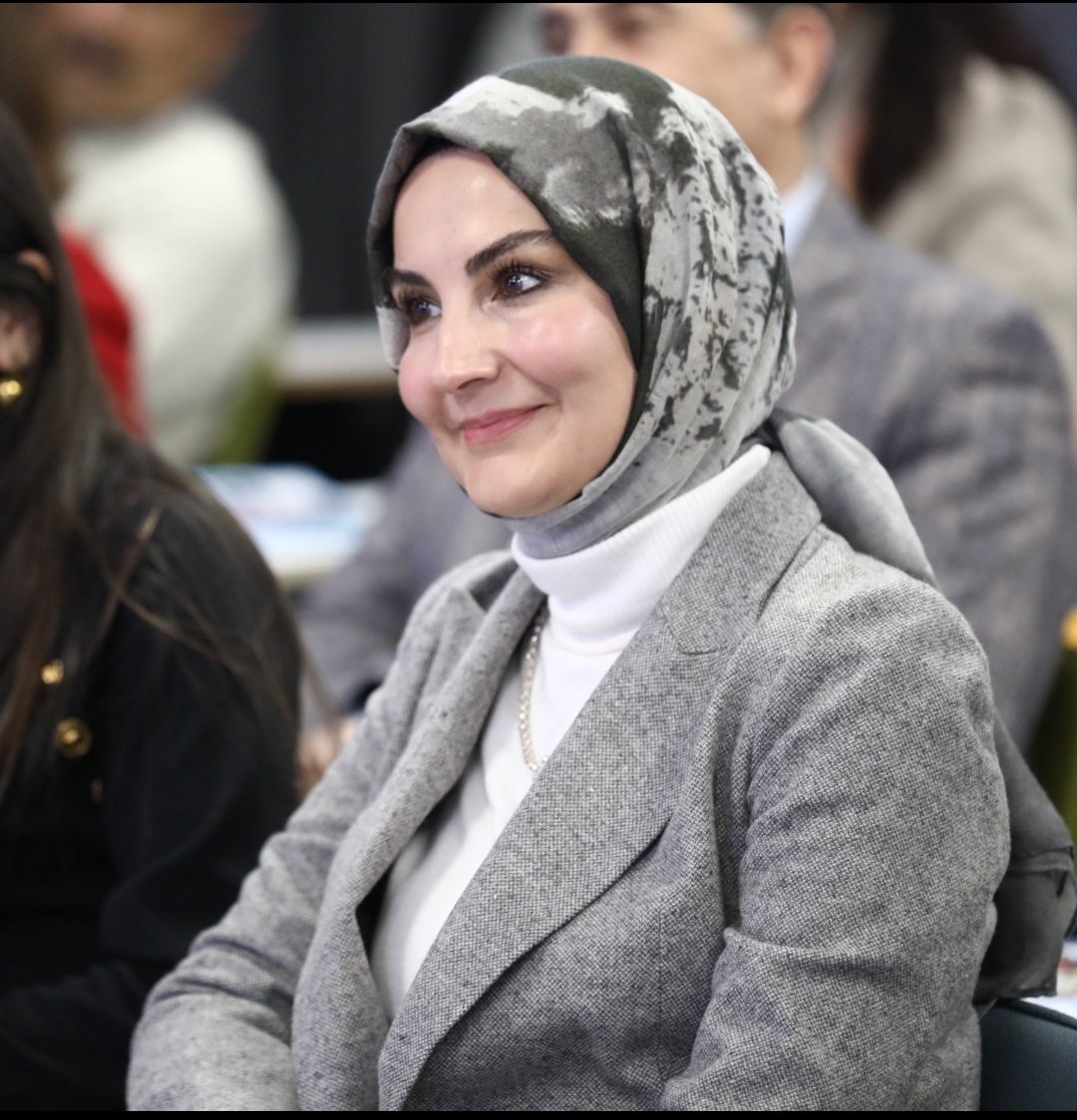 nurse 🌍 on Twitter: "BU GÜZEL ,NAİF HANIM ZEYNEP BABACAN ACABA KİMDİR ? DEVA Partisi lideri Ali ...