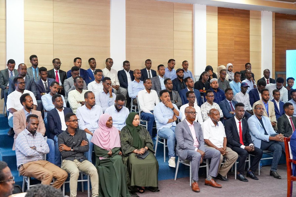 Abshir Axmad on Twitter: "HE @HassanSMohamud, concluded the 🇸🇴’s first-ever townhall meeting. In ...