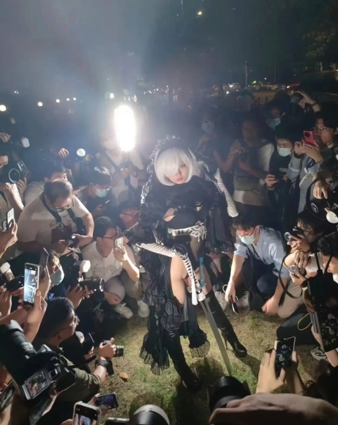 你瞅啥 on Twitter: "抖音评论区都在求的广州萤火虫漫展中不知道谁拍的cos的正面，阿这。。。。。。。。。 https://t.co/YrOkRTdm2V" / Twitter