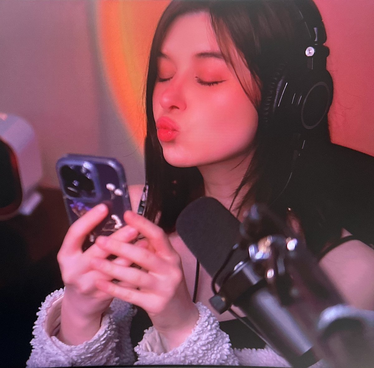 Yuli UNLEASHED! 🍑 on Twitter: "kisses for clickers http://twitch.tv/yuli"