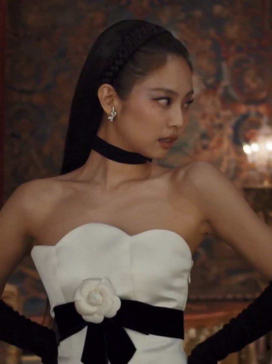 . on Twitter: "RT @NEWSJENNlE: JENNIE MET GALA fever is still on 🔥 Vogue has blessed us with ...