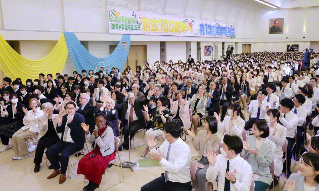 聖教新聞【公式】 On Twitter 💐速報💐 5・3「創価学会の日」「創価学会母の日」を慶祝する第13回本部幹部会が3日午後、巣鴨の東京戸田記念講堂で開催。 来日した欧州とオセアニアの