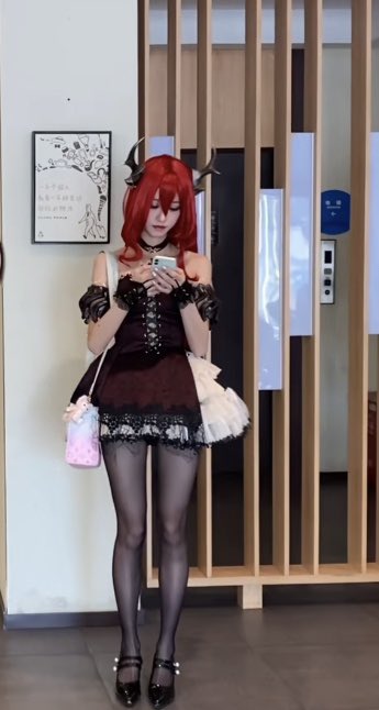 动漫姐姐yy On Twitter 好想操死这个美腿骚鸡coser粽子淞啊，好想在漫展结束后用💊迷晕她，脱下她走了一天的充满汗味的靴子，然后从黑丝足底慢慢的用舌头👅舔上去，直到把粽子淞这骚