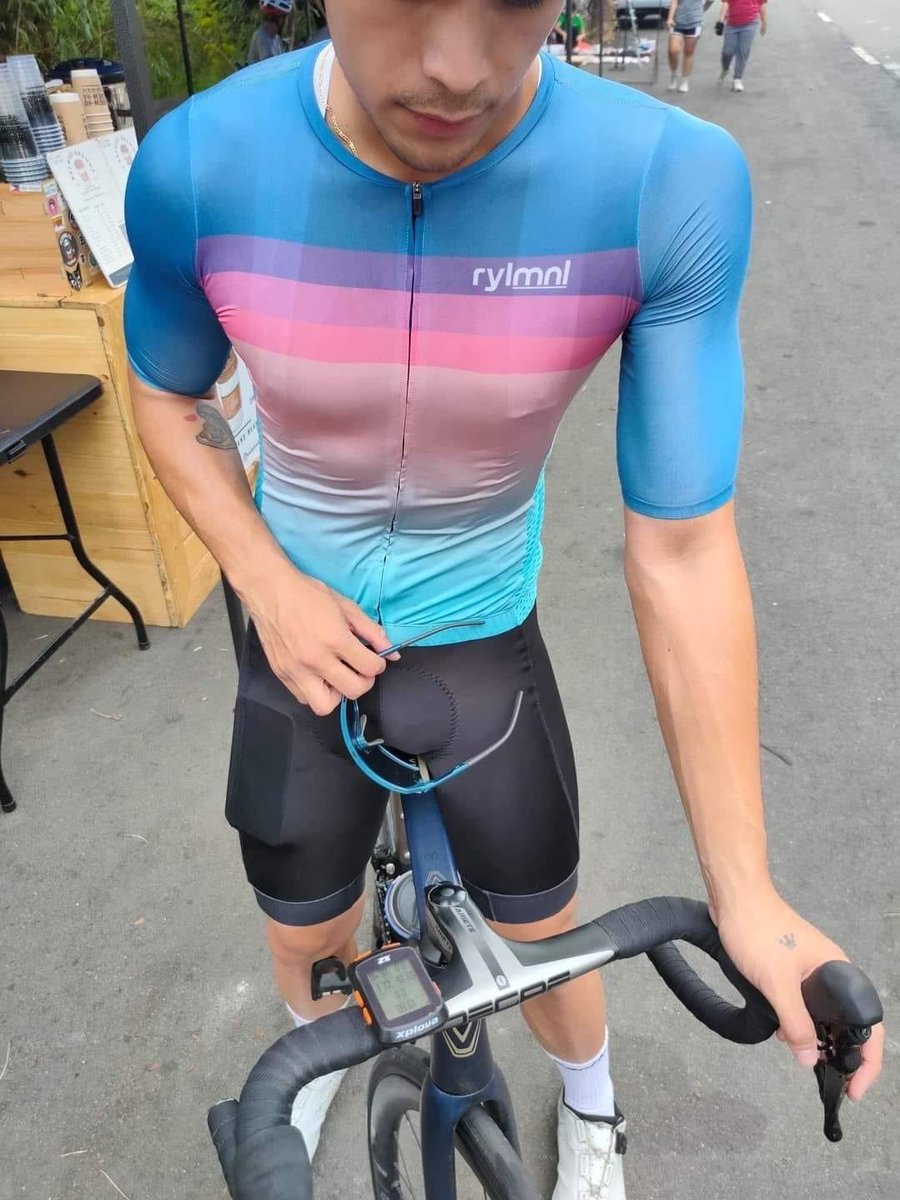 Sqizzy on Twitter: "Very sexy cyclist"