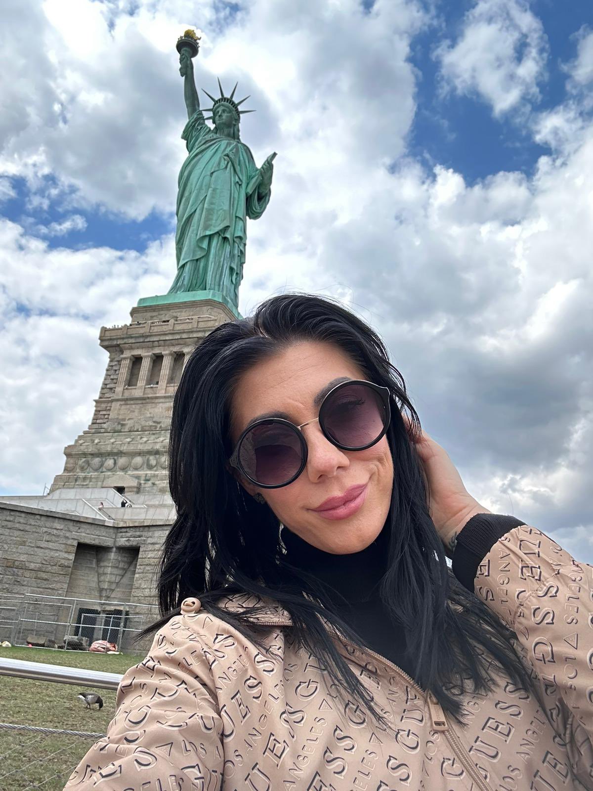 TW Pornstars - 1 pic. 👑 Vivienne Ruth 👑. Twitter. Hi guys ☺️👋 I’ll be ...