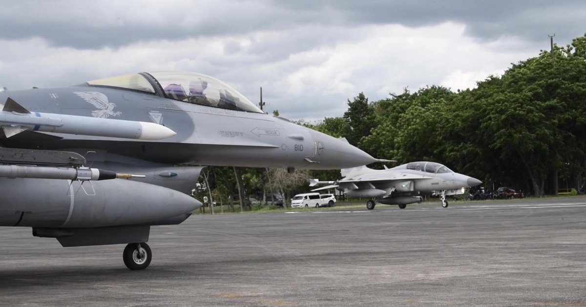 Aaron-Matthew Lariosa on Twitter: "A 🇺🇸 F-16 and 🇵🇭 FA-50PH taxi to the runway at Clark Air Base ...