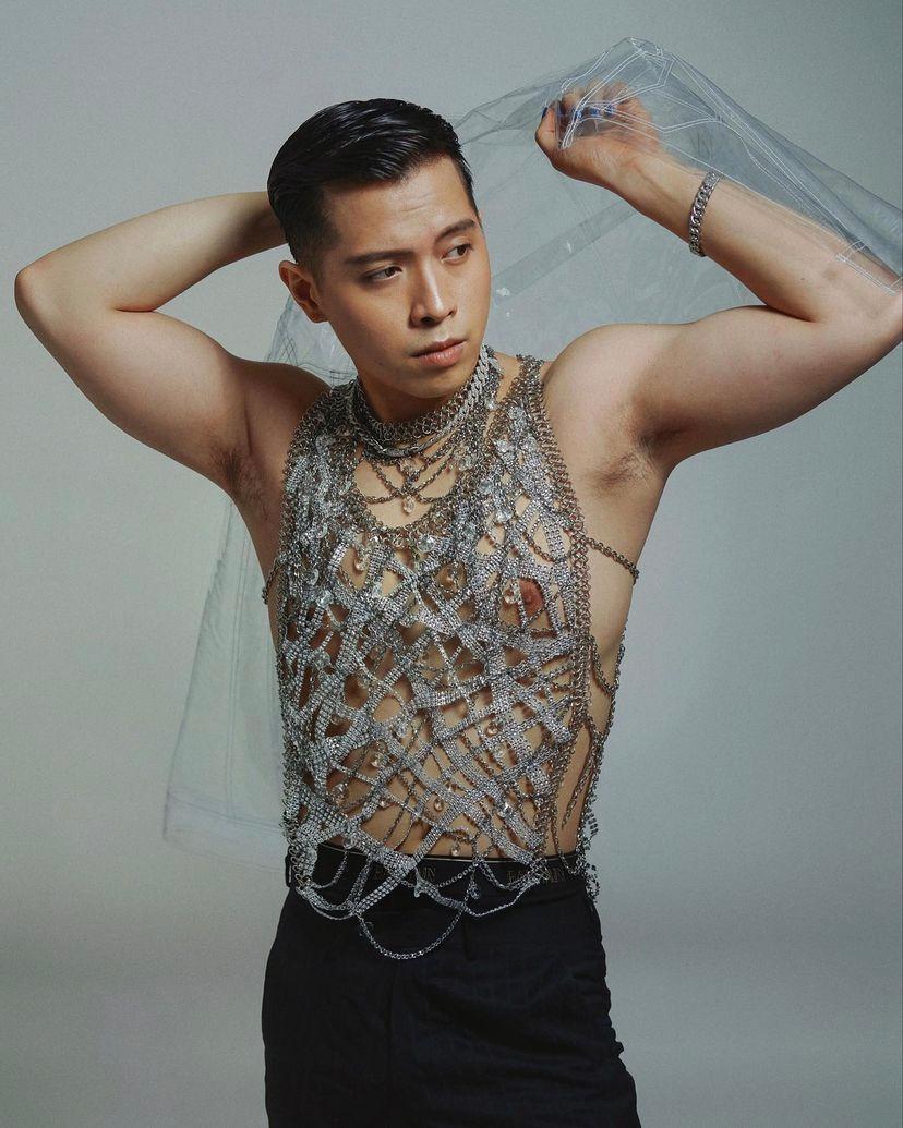 Inquirer on Twitter: "SUMMER-READY 🔥 LOOK: Singer Jason Dy stuns in a custom Thian Rodriguez ...