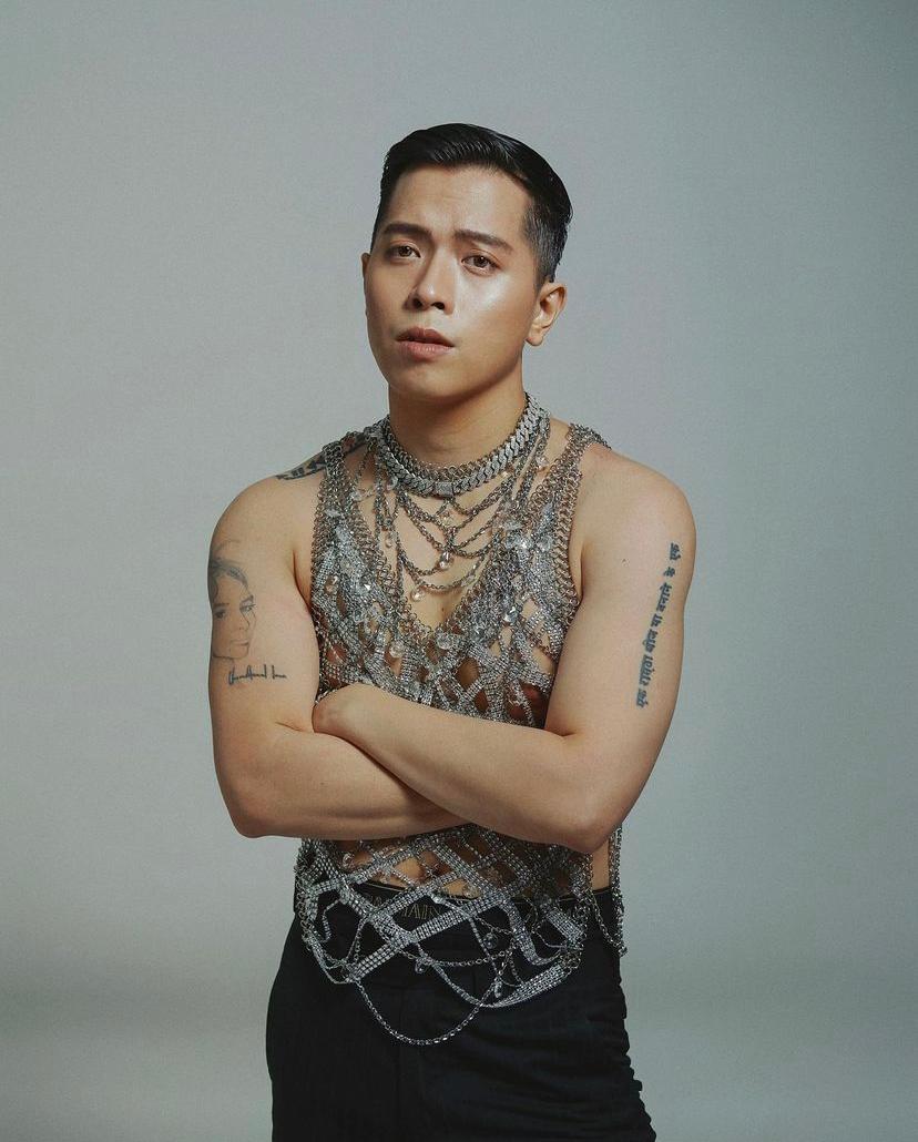 Inquirer on Twitter: "SUMMER-READY 🔥 LOOK: Singer Jason Dy stuns in a custom Thian Rodriguez ...