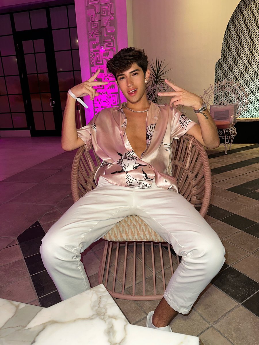 Stephen Oscar on Twitter: "talk to me I’m bored"