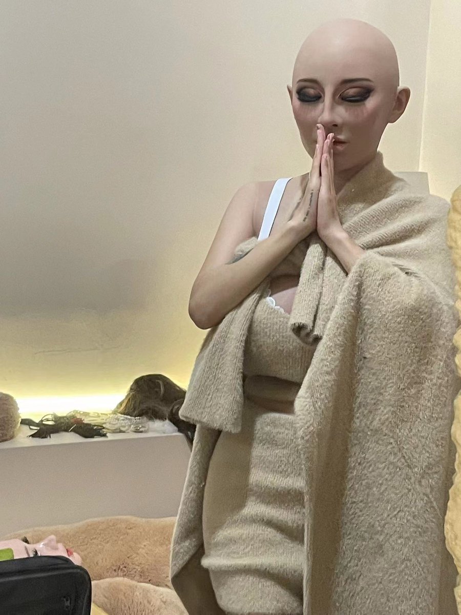 Moli 茉莉兔兔 on Twitter: "Believe, in disguise. Bald Luxuria mask by @Muoxyzgq 拉修莉亚幕后拍摄！大奶的秘密 ...