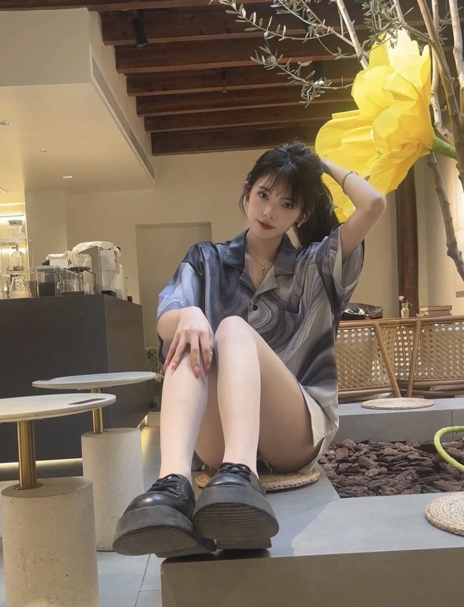 yuwang on Twitter: "真是个丝袜臭骚逼，一副欠操的贱样，适合扛着她双腿，对着她烂逼就一顿插，骚水都给她干喷！ #意淫 #丝袜 #骚货 #白袜 #盯射 #辱骂 #恋足 更多图在 ...