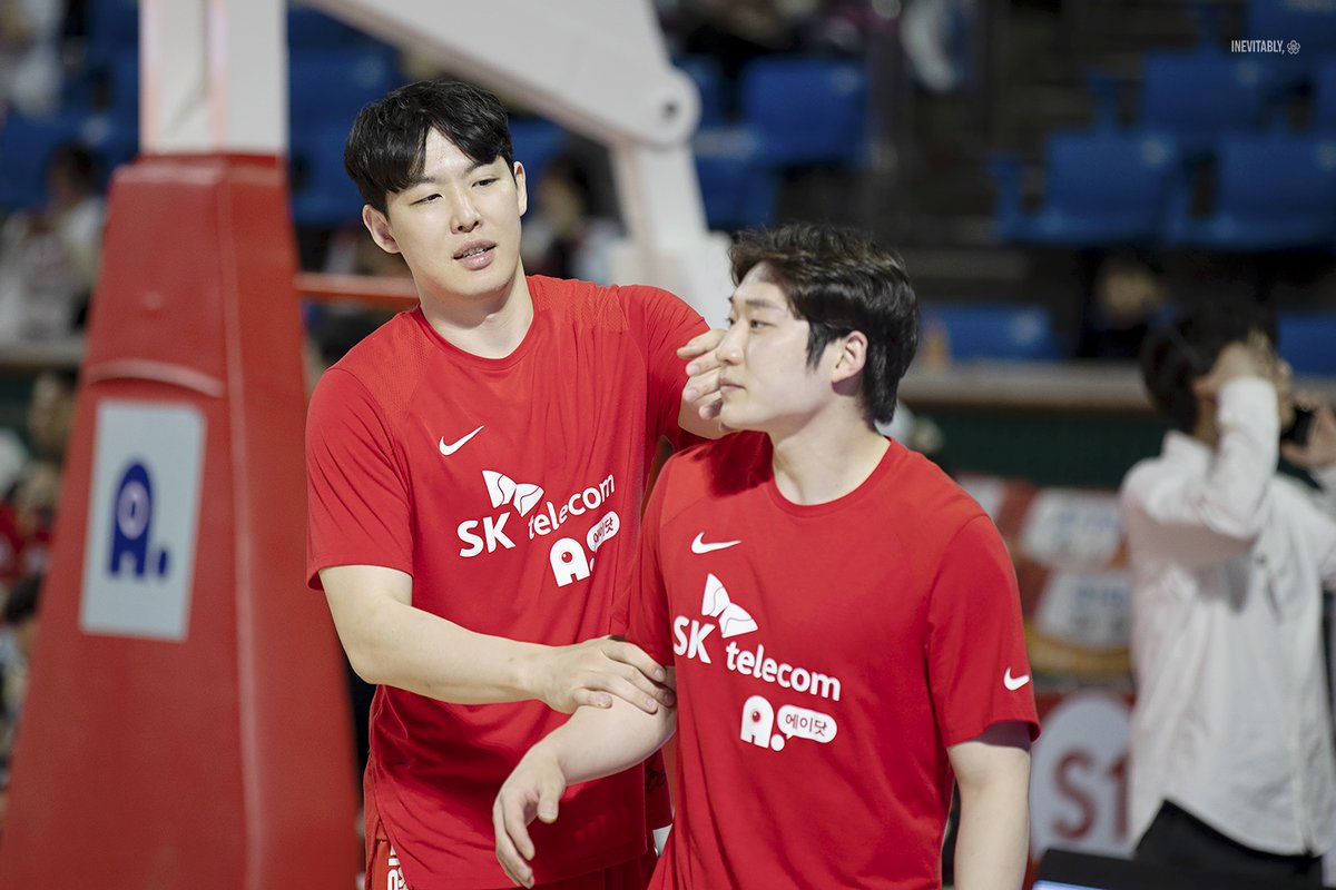 훙이 on Twitter: "RT @inevitably_v: 230429 KBL 프로농구 챔피언결정전 SK 나이츠 (vs KGC 인삼공사) #최부경 꼼꼼히 열 체크해주는 ...