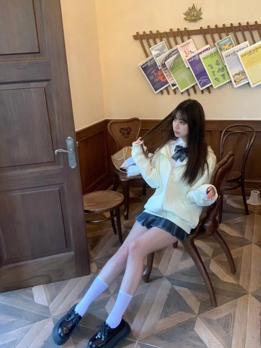 Yuwang On Twitter 老哥投稿骚逼美术生,日常丝袜高跟,打扮的像个卖逼的臭妓女,适合让她脱光了像条臭母狗一样趴地上,一群人排