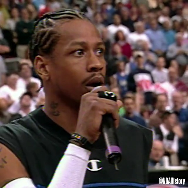 2001년 MVP를 받는 앨런 아이버슨 - MANIA