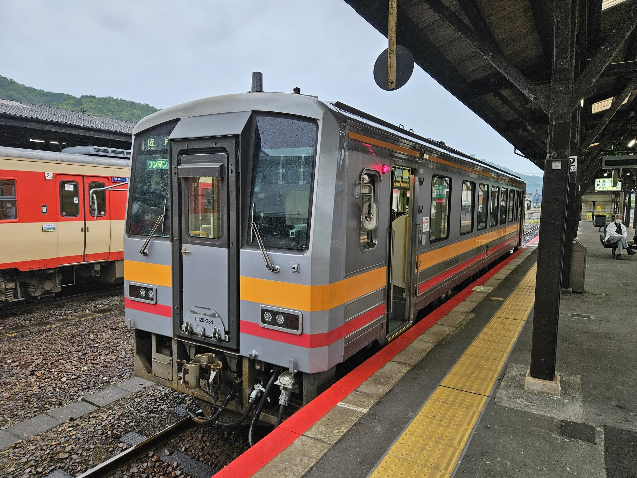 JR4-series207 on Twitter: "10分後に出発する普通列車へ乗り換え、姫新線をさらに東へ。 https://t.co/Gh6hqW88Jk" / Twitter