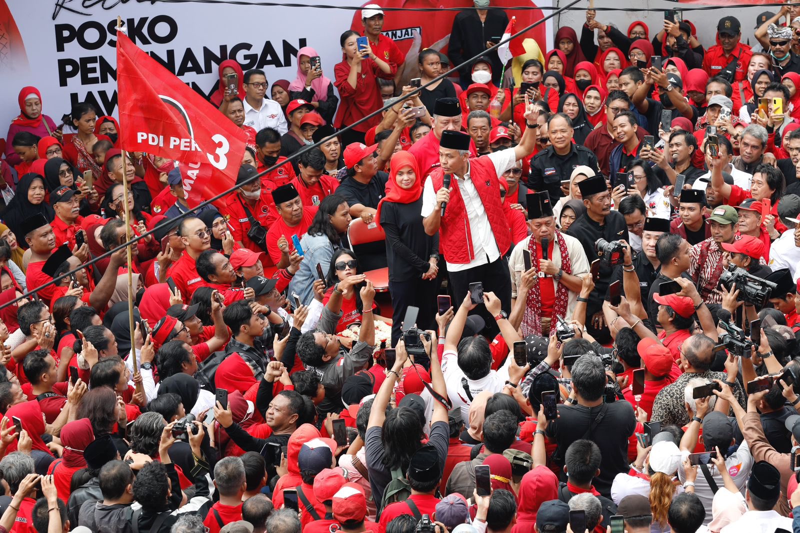 Ganjar Pranowo on Twitter: "Perjuangan kita mulai, Bung! Cencangkan ikat sepatumu, kita gotong ...