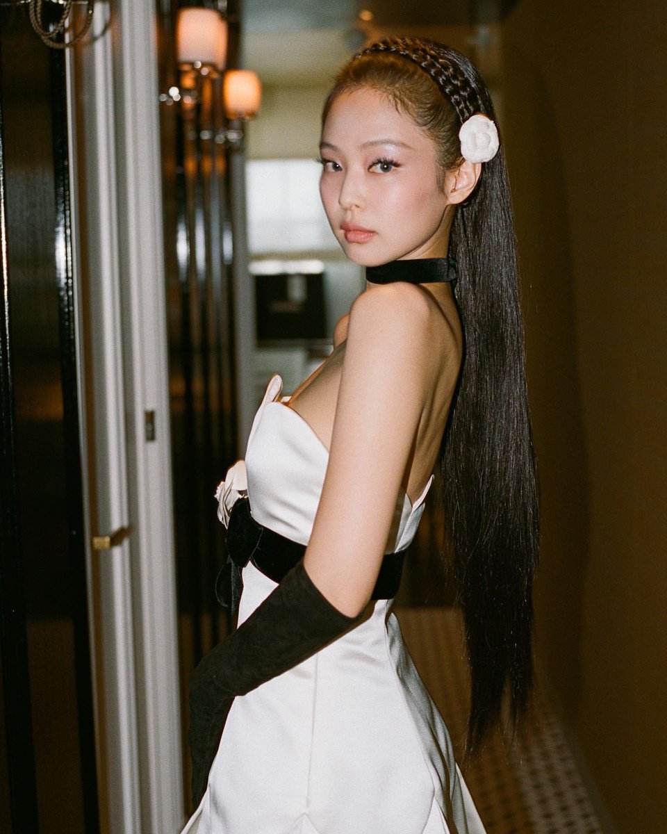 BLΛCKPIИK GLOBAL FANBASE on Twitter: "#JENNIE Update “My first met story 🤍 With @.chanelofficial ...