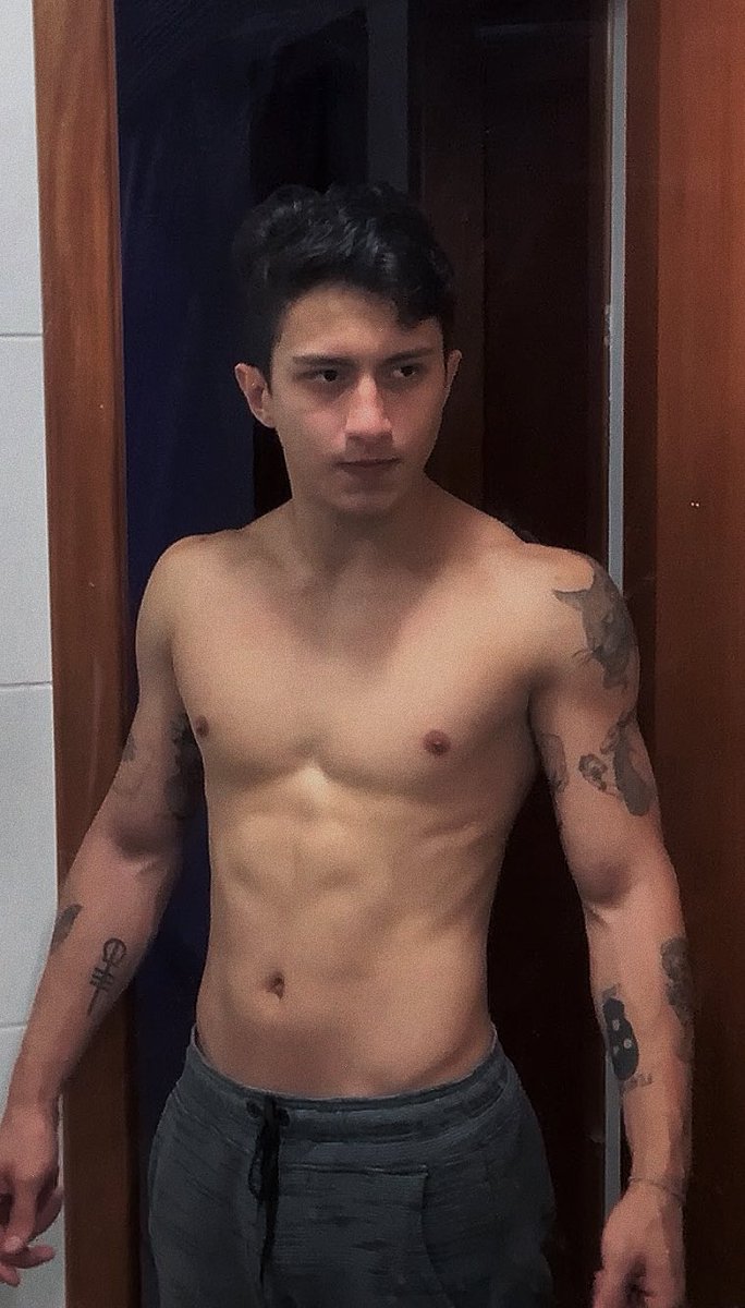 Saymon Robert on Twitter: "eu malho pra ficar me olhando no espelho msm idai"