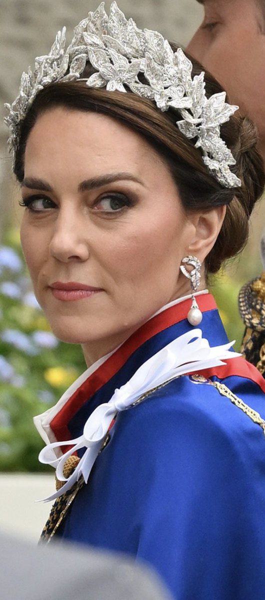 GOSSIP ROOM on Twitter: "Deux générations, un regard intemporel. 🇬🇧 ️ #Coronation"