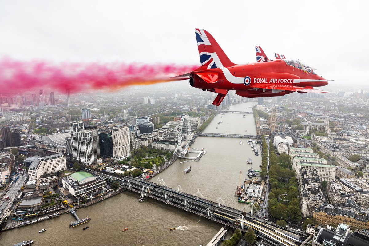 Red Arrows on Twitter: "With London’s landmarks below, and flying red, white and blue colours ...
