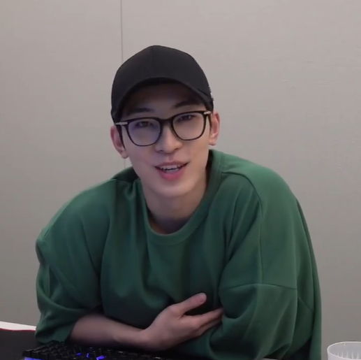 mi원우지☁️ on Twitter: "wonwoo stretching...without his shoulders he turns so small"