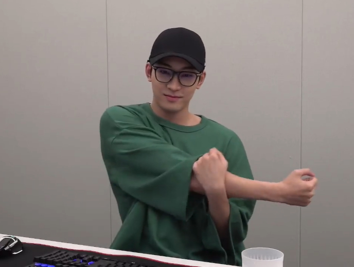 mi원우지☁️ on Twitter: "wonwoo stretching...without his shoulders he turns so small"