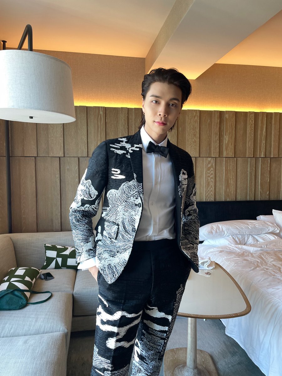 NCT on Twitter: "JOHNNY is ready for the Gold Gala🕶️ #JohnnySuhxGoldGala #JohnnySuhxGoldGala2023 ...