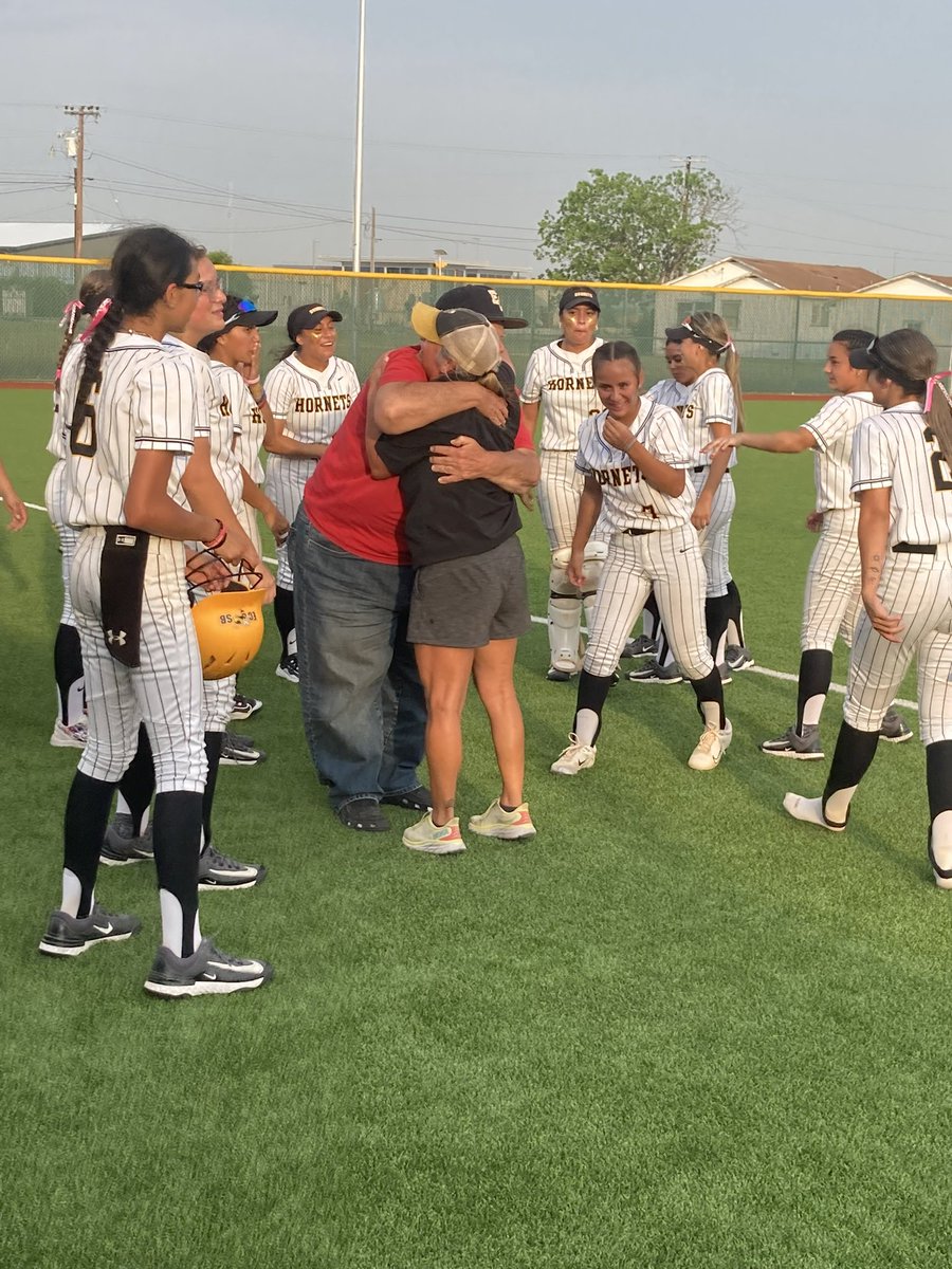 Suzette Arriola on Twitter: "We Are EC 🐝🐝🐝💛🖤"