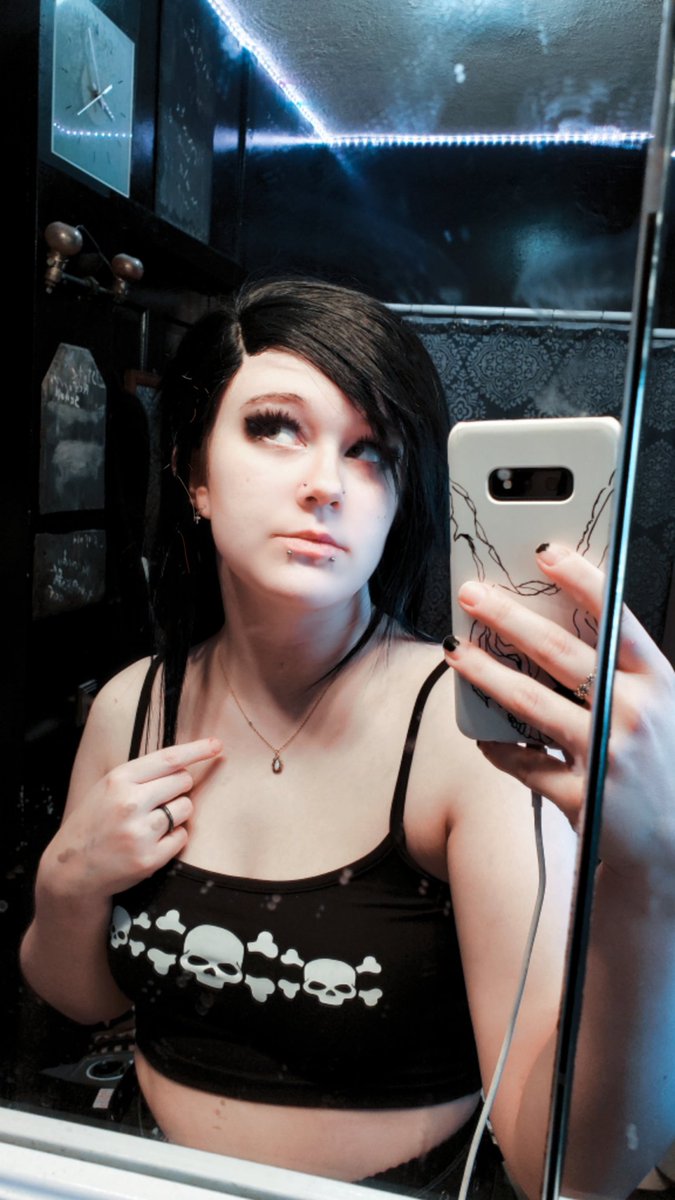 🖤Kittii🖤 NSFW 🔞 on Twitter: "I'm iN lOvE WitH aN eMo giRl #emo #makeup"
